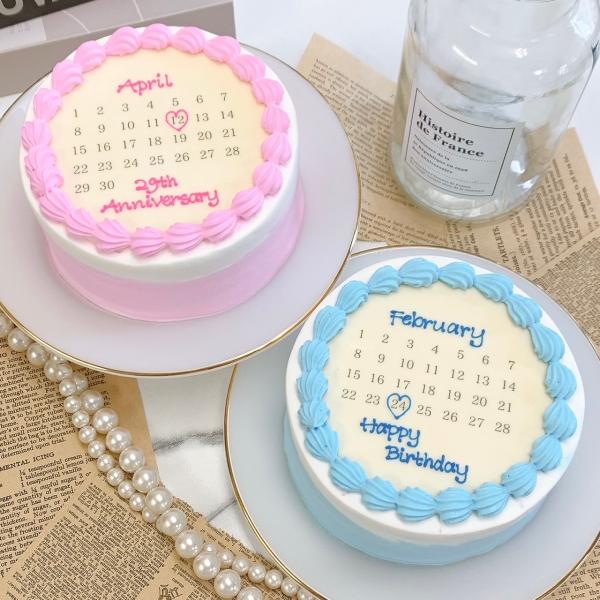 ■丸型カレンダーセンイルケーキ 5号ご希望の日付にハートの印をお付けします♪記念日や推し活におすすめな商品となっております♪お好きなメッセージを15文字以内（漢字不可）でお入れいたします。中には甘酸っぱいいちごジャムがサンドしてあります。※...