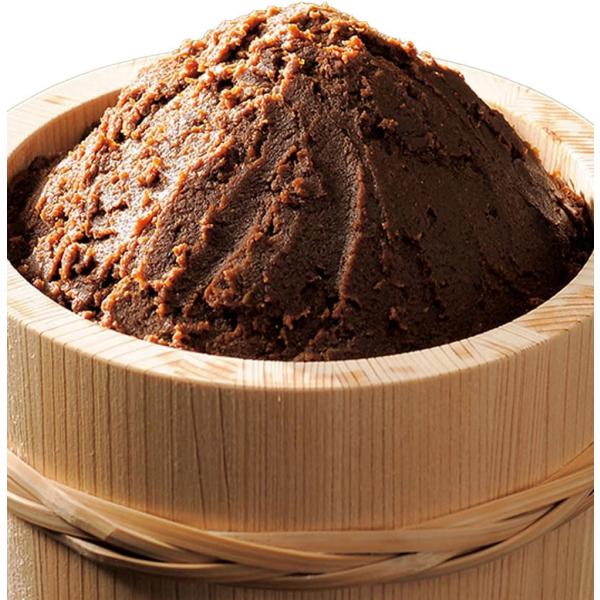 商品名 杉桶仕込天然醸造 信州三年味噌 赤味噌・無添加・家庭用内容 1kｇｘ１ご家庭使いに適した、 お徳用簡易包装です。地大豆と湧水で仕込んで杉桶に寝かす。二寒二土用を越す伝承の手造りのままに醸し出された 完全熟成の深い味と香りをご堪能下さい。