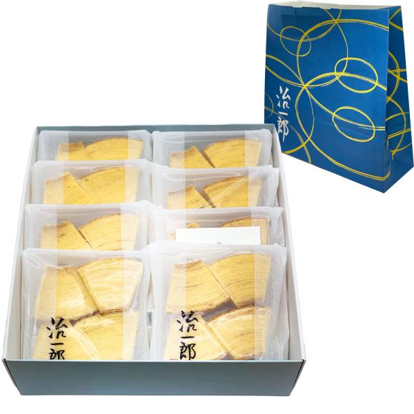 商品名 治一郎 バームクーヘン カット内容 8個入ｘ1箱　専用手提げ袋付（手提げ袋は1箱に付き1枚付属いたします。）手土産やギフトに人気の治一郎のバームクーヘン。口に運ぶときからすでに感じ始めるしっとり感。口に入れた瞬間はさらにさっくりとし...