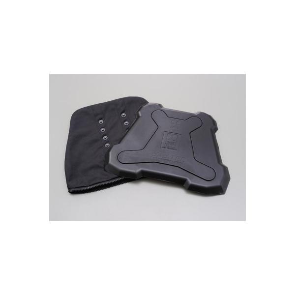 メーカー名：デイトナメーカー品番：92817カラー 　ブラックサイズ 　縦約235mm×幅310mm×厚み13mmタイプ 　スナップボタンBAG付き説明チェストプロテクターの欧州規格prEN1621-3レベル2クリア！JMCAが推奨する胸部...