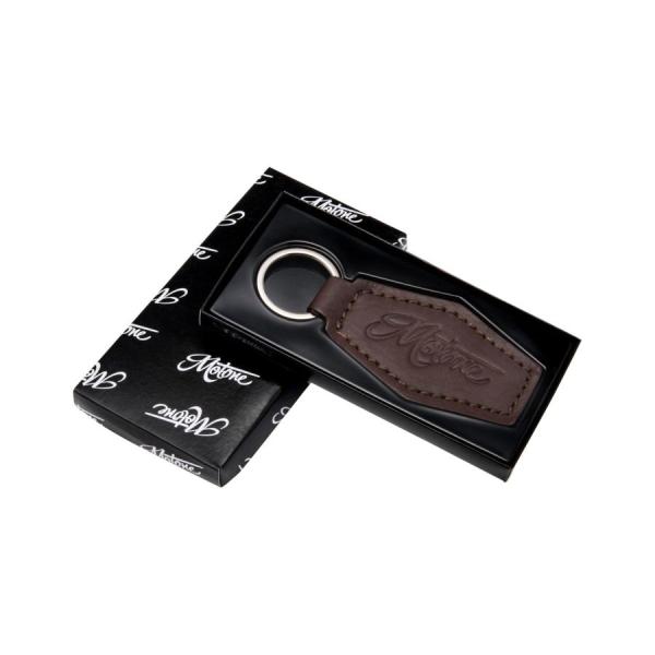 メーカー名：モートーンメーカー品番：KEYFOB1販売備考：※商品はイギリスから空輸するため外箱や包装に傷・破れ等がある場合がございます。ご理解をお願い致します。カラー：ブラウンサイズ：縦35mm×横75mm、厚さ6mm材質：牛皮内容量：1...