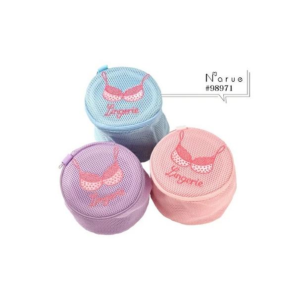 ブラジャーの柄が刺繍されたこちらはブラジャー・インナー用のランドリーケース。ワイヤーで丸くかたどられているので、お気に入りのブラジャーを洗濯で型崩れさせません。おまけにただのネットとは違い、ネット地の中は薄いウレタン状になっているので、ジー...