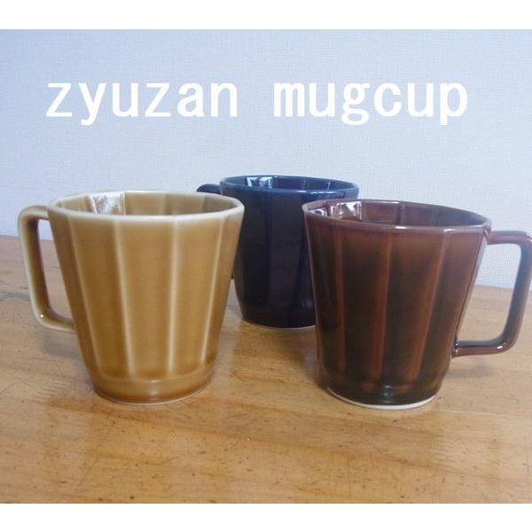 12角形という、とても変わった形をした、円の様で、円じゃないマグカップ。カップ本体もハンドルもカクカクした珍しい形のマグカップです。ハンドルは少し細めですが、大きい分握りやすく感じます。しかし、ハンドルが大きいせいで、重ねて収納する時に不安...