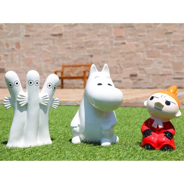 陶器で出来たムーミンたちのフィギュアになります。お庭に置いてもしっかりと存在をアピール出来ちゃう大きさです。ムーミン：W15×D16×H26（cm）リトルミイ：W10×D12×H18.5（cm）ニョロニョロ：W18×D7×H25（cm）■素...