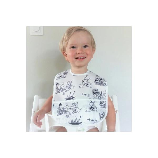 ムーミンのお食事エプロンです。サイズ・約270×390mm生産地：中国素材：Oeko-Tex認定ポリエステル■食べこぼしキャッチ！ポケット付■洗濯機使用可【メール便利用商品です】この商品のお届けはポスト投函のメール便利用となります。メール便...