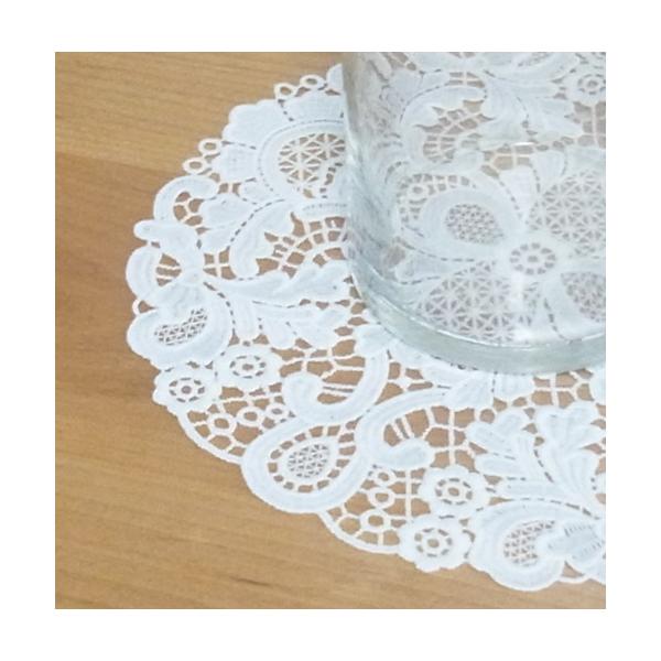 繊細なレースのテーブルセンターです。小さめ20ｃｍでサイドテーブルなどで、小物や花瓶の敷物の最適です。とてもクオリティの高いギュピールレースのシリーズ。中国での生産ですが、ドイツからの受注生産をしている工場で、そこに日本の基準をプラスしてか...