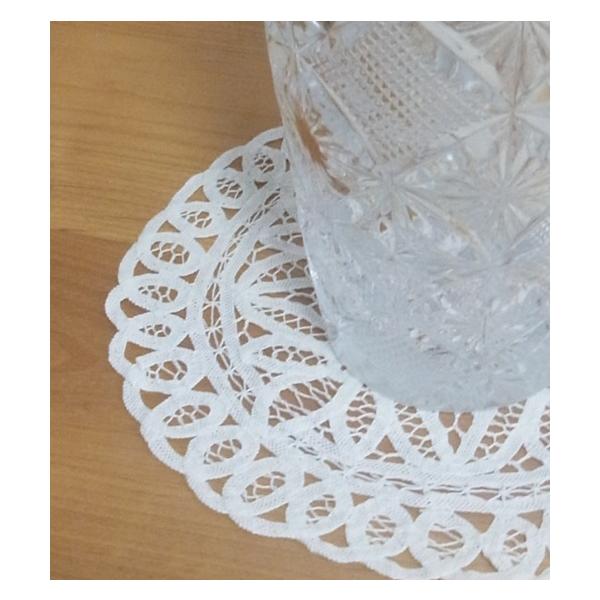 繊細なレースのテーブルセンターです。小さめ24ｃｍでサイドテーブルなどの小物や花瓶の敷物に最適です。上質ホワイトリネンのハンドバテンレース。30年ほど以前にヨーロッパ向けに生産されたレースです。今では、このようなハンドでの大量生産ができる職...