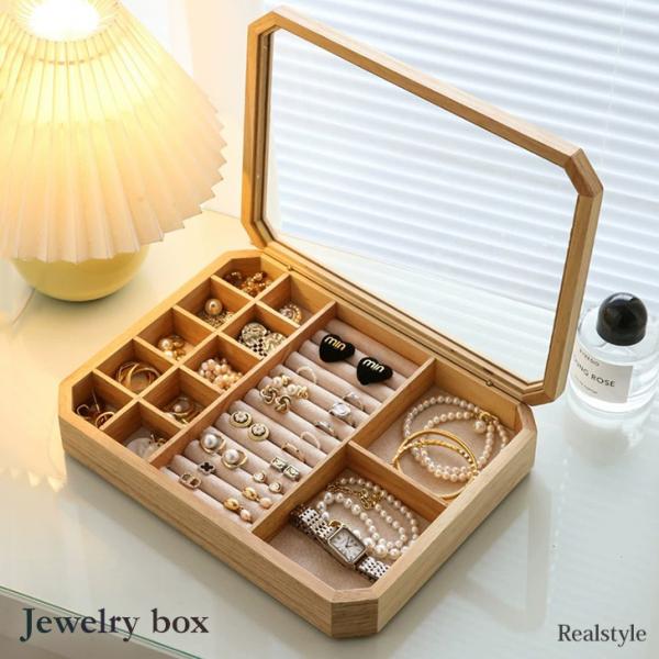 ディスプレイと収納が叶う大容量ウッドジュエリーボックス中身の見えるクリアガラスにしっかり重厚感のある木製サイズ(cm)/高さ/横/奥行/重さ（g）-/6/30/23/1140生産：中国製素材：木、他カラー：ベージュ大容量ウッドディスプレイジ...