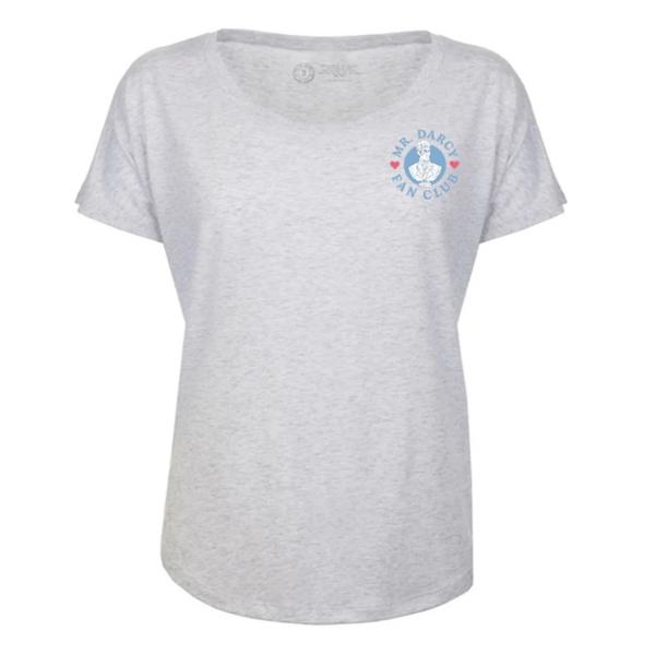 アウト・オブ・プリント高慢と偏見 / ミスター・ダーシー ファンクラブフロントにMr. Darcy Fan Clubのエンブレム、バックに「高慢と偏見」にちなんだモチーフが飾られた魅力的な本棚がデザインされています。全部見つけられますか？・...