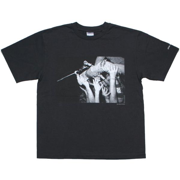 NIRVANA / COMMODORE BALLROOM CROWD SURF (1991)1991年3月8日、カナダ・バンクーバーのCommodore Ballroomで行われたNirvanaのライブを撮影した一枚。観客の上を漂うようにス...