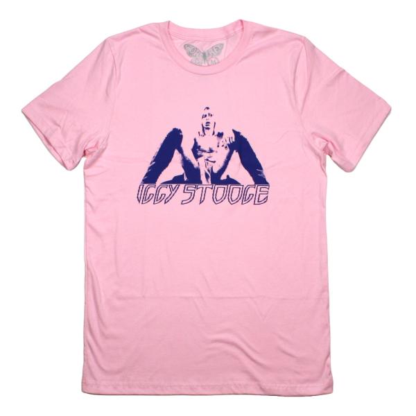 "IGGY STOOGE" worn by IGGY POP (1975)Iggy Popが1975年頃、ロサンゼルスで着用していた“IGGY STOOGE” Tシャツを再現。バックステージパス風のHang Tagには、当時の着用写真と年代...