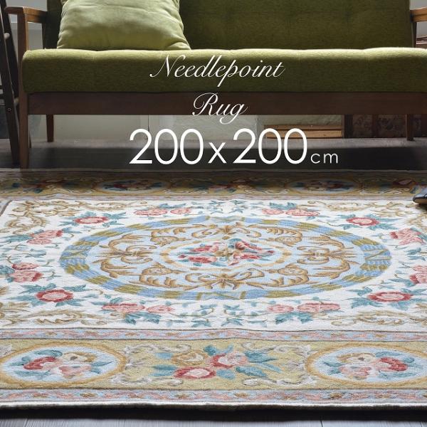 ひとめひとめ手作業で刺繍したニードルポイント ラグ ( needlepoint rug )。素朴で味わいのある 絨毯 。 上品 な 高級感 のある手織り絨毯 。ウールの特有の匂いがすることがあります。