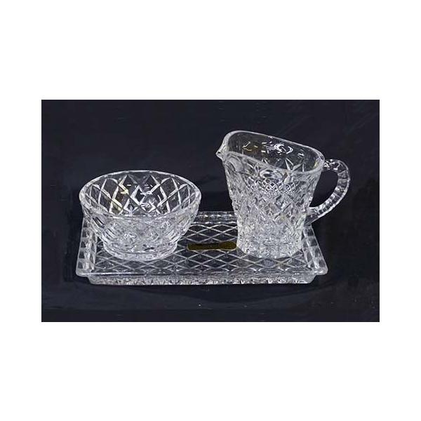 シュガーポットとミルクピッチャー、トレイの3点セットです。お砂糖やミルクだけでなく、ナッツやシロップなどを入れてもお使いいただけます。耐熱ガラスではありません。電子レンジ及び食洗機のご使用はご遠慮ください。サイズ（約）シュガーポット；横9....