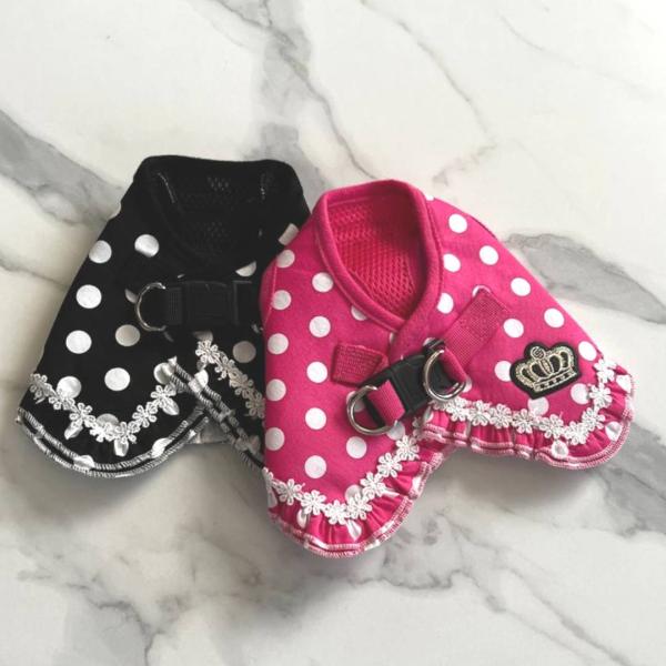 水玉ハーネス＆リードかわいい　水玉模様に、クラウンの刺繍がおしゃれ。裾のフリルにケミカル小花レースが付いていてが可愛さを引き立ててくれます。内側メッシュで通気性抜！リードとハーネスのジョイント部分のナスカンは、360度回転する仕様。お散歩中...
