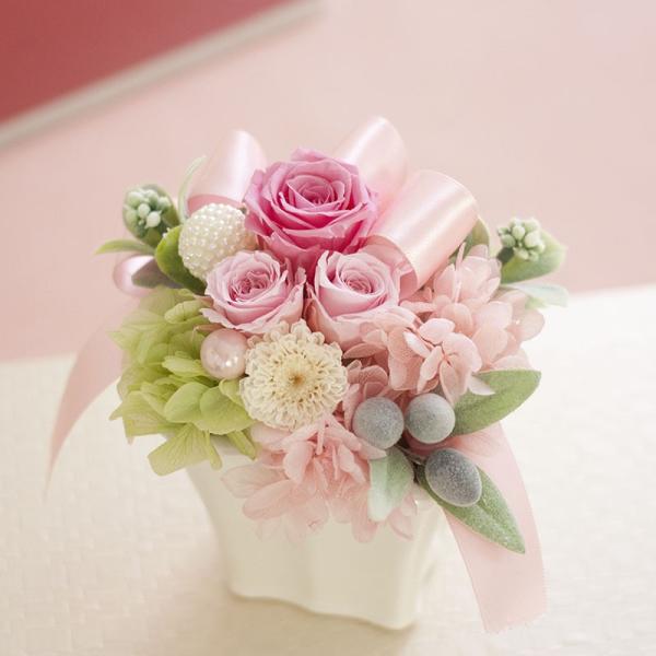 控えめと華やかさを両立したアレンジの『gentille ジャンティーユ』。ジャンティーユはフランス語で、かわいい、親切、優しいの意味があり、女性らしい言葉でもあります。落ち着いた配色は、心を穏やかにしてくれます。キッチンやリビングなど、落ち...