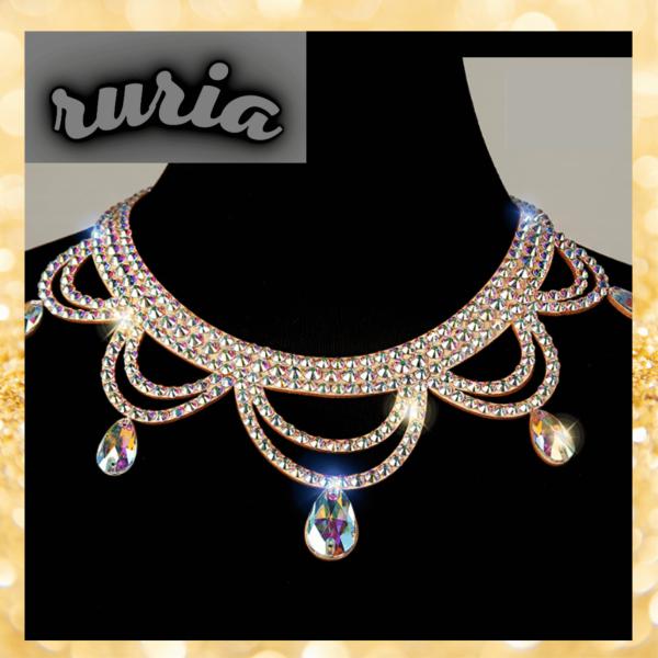 ラインストーンを使用したチョーカーです。オーロラストーンをふんだんに使っています。素材は柔らかなレザーです。金属アレルギーや皮膚が弱い方でも安心してご使用いただけます。ピアスも出品しています。ぜひ、併せてお使いください。競技会で目立つこと間...