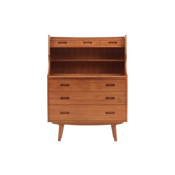 チーク材天然木のライティングビューロです。北欧では昔から馴染みのあるビューロは、チェストとして、ドレッサーとして、そしてデスクとしてなど、1台で非常に機能的なのが特徴で、ワンルームや小さめの部屋にも1台あると便利です。デザインも個性的で存在...