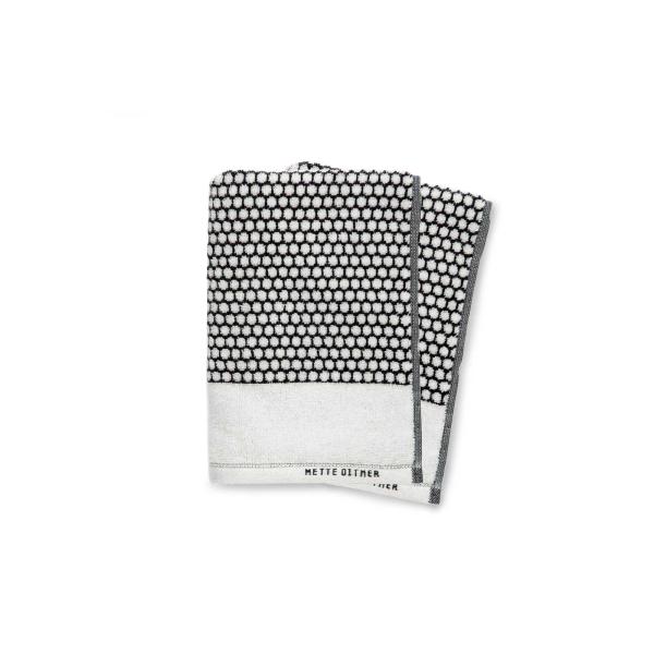 Mette Ditmer（メッテ・ディットマー）は、1995年にデンマークで設立されたインテリアブランドで、北欧ミニマリズムと洗練されたグラフィックデザインを融合させたスタイルで知られています。創設者メッテ・ディットマーのデザイン哲学は「デ...