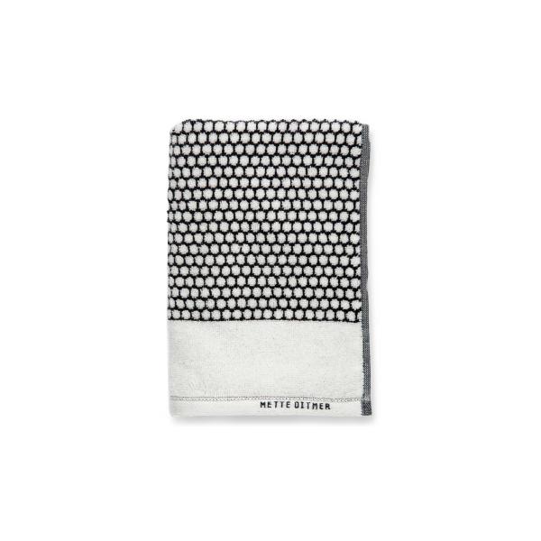 Mette Ditmer（メッテ・ディットマー）は、1995年にデンマークで設立されたインテリアブランドで、北欧ミニマリズムと洗練されたグラフィックデザインを融合させたスタイルで知られています。創設者メッテ・ディットマーのデザイン哲学は「デ...