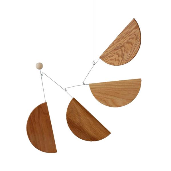 Kinetic Levi（キネティック・レヴィ）は、動きのある現代アート「キネティックアート」をテーマにしたインテリアモビールのブランドです。空気の流れに応じてやわらかく揺れる繊細な造形は、空間に静かな動きと詩的な美しさを与え、リビングや玄...