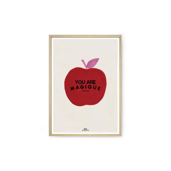 HOTEL MAGIQUEはMilou Neelenによって生み出されたブランドです。彼女はフリーランスの仕事を経て、ファッションブランド、スコッチ&amp;ソーダに3年間勤務し、グラフィックデザインの経験を積み、多くのコレクションのプリン...