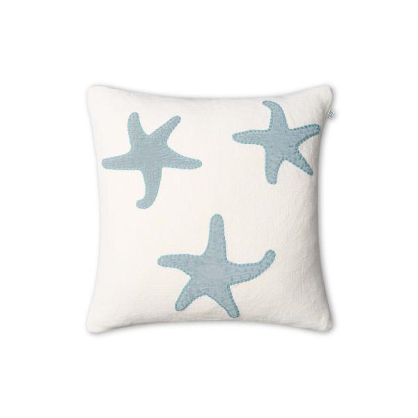 Chhatwal &amp; Jonssonは、Stig JonssonとGeetali Chhatwal Jonssonによって創設されたスウェーデンのブランドです。主にクッションやラグなどのテキスタイル商品を製造しています。スカンジナビ...