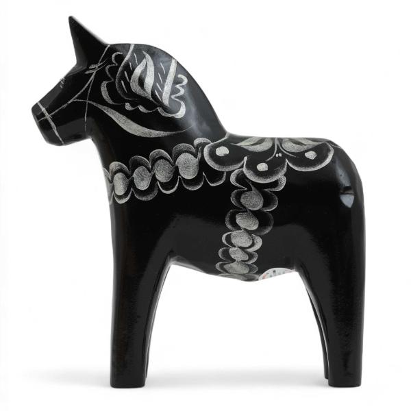 Grannas A. Olsson Hemslojd（グランナス オルソン ヘムスロイド）は、1922年にスウェーデン・ダーラナ地方ヌスナスで創業した世界最古のダラホース工房です。創業者のアンダース オルソン氏は、当初家族経営のパン屋から木...