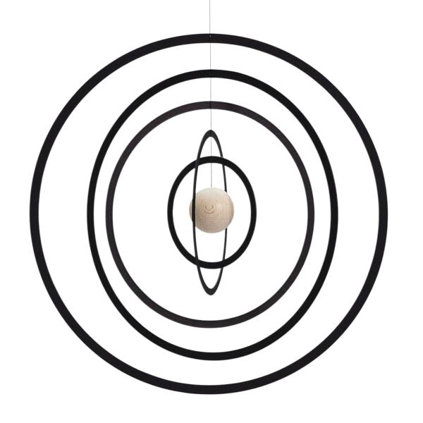 Flensted Mobiles（フレンステッド・モビール）は、1953年創業のデンマーク発・モビール専門ブランド。北欧デザインの文脈に立脚し、造形・質量配分・回転慣性を最適化して、わずかな気流でも自律的に表情を変える構成美を追求します。各...