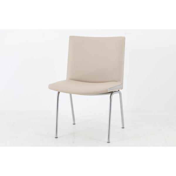 デンマークより買い付けた「JH38」です。デンマークの首都コペンハーゲン郊外にある「カストラップ国際空港」のためにデザインされたチェアです。不特定多数の使用に耐えるため金属フレームが用いられています。元々はAP Stolen社(AP38)で...