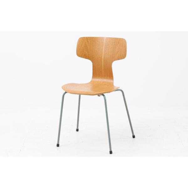 北欧より買い付けました。Arne Jacobsenデザインの「Ｔチェア」です。正しく座れる様に子供用にデザインされています。現在は生産されていない為、ビンテージ品のみ入手可能です。希少なオーク材のモデルです。関連キーワード：【アンティーク ...