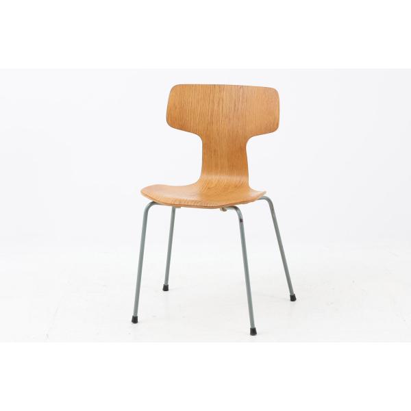 北欧より買い付けました。Arne Jacobsenデザインの「Ｔチェア」です。正しく座れる様に子供用にデザインされています。現在は生産されていない為、ビンテージ品のみ入手可能です。希少なオーク材のモデルです。関連キーワード：【アンティーク ...