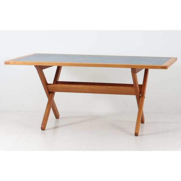 オーク材のクロスされた脚が特徴的なデザインです。天板にはブルーのリノリウム加工が施されています。1973年にデザインされP. Lauritsen &amp; Son社によって製造されています。希少な作品です。関連キーワード：【アンティーク ...