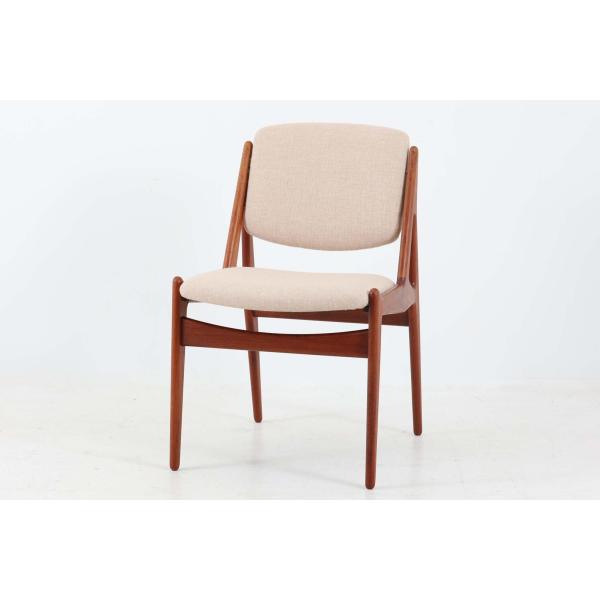 デンマークの名工Vamo Mobelfabrik社の熟練の職人によって作成された「Ella」チェアです。Arne Vodderならではの強度とデザイン性が両立した名作椅子です。背もたれは座った時にフィットする様に回転式となっており座り心地も...