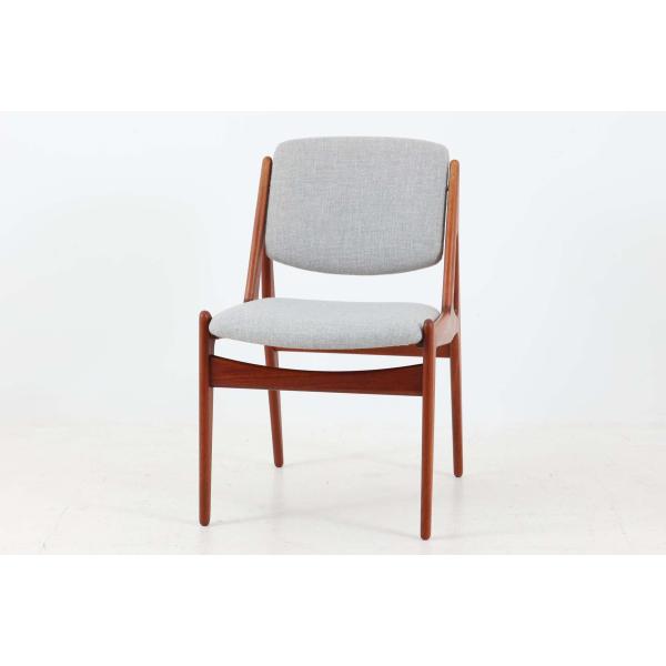 デンマークの名工Vamo Mobelfabrik社の熟練の職人によって作成された「Ella」チェアです。Arne Vodderならではの強度とデザイン性が両立した名作椅子です。背もたれは座った時にフィットする様に回転式となっており座り心地も...