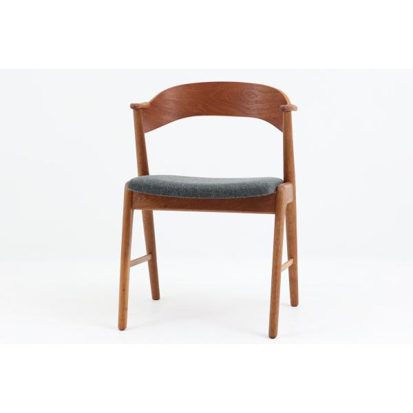 Kai Kristiansenのネイルチェアは、デンマークの名工によって手作りされ、その独創的なデザインと高品質なクラフトマンシップで称賛されています。洗練された背もたれの曲線と美しい木製のフレーム、そして小さなアームが特徴で、快適な座り心...