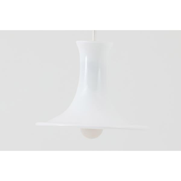 北欧より買い付けたHolmgaard社製のヴィンテージランプです。Mandarinシリーズの中でも最も小ぶりな、直径18cmのSサイズモデルとなります。乳白色のガラスが美しく、清潔感が漂います。小型ペンダントライトは、廊下やエントランス、洗...