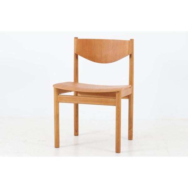 Ejner Larsen &amp; Aksel Bender Madsen（アイナー・ラーセン＆アクセル・ベンダー・マドセン）によるチェアです。彼らの代表作であるメトロポリタンチェアの様に、プライウッドの使い方が見事で既製品には無い雰囲気...