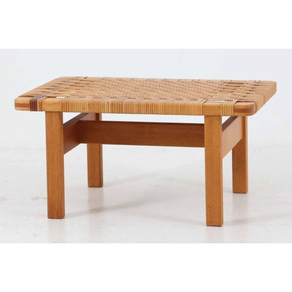 北欧より買い付けました。Borge Mogensenによるデザインです。オーク材と籐の組み合わせが美しく、現地でも中々見かけない希少なモデルです。サイドテーブルとしてもお使いいただけます。関連キーワード：【デンマーク製 スツール アンティー...