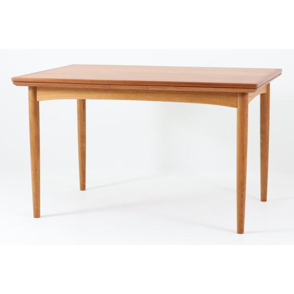 デンマークの名工Slagelse Mobelvaerk社が手掛けたこちらのダイニングテーブルは、アーチ状の幕板が特徴であり、異なる素材の組み合わせが美しさを際立たせます。天板には上質なチーク材が用いられ、脚部にはナチュラルなオーク材が採用さ...