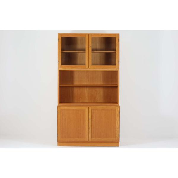 Borge MogensenがSoborg社のためにデザインしたユニットシェルフをご紹介いたします。このシェルフは、高品質なオーク材が用いられており、ナチュラルな風合いが特徴的です。ガラス扉が採用されており、食器棚としてもご使用いただけます...