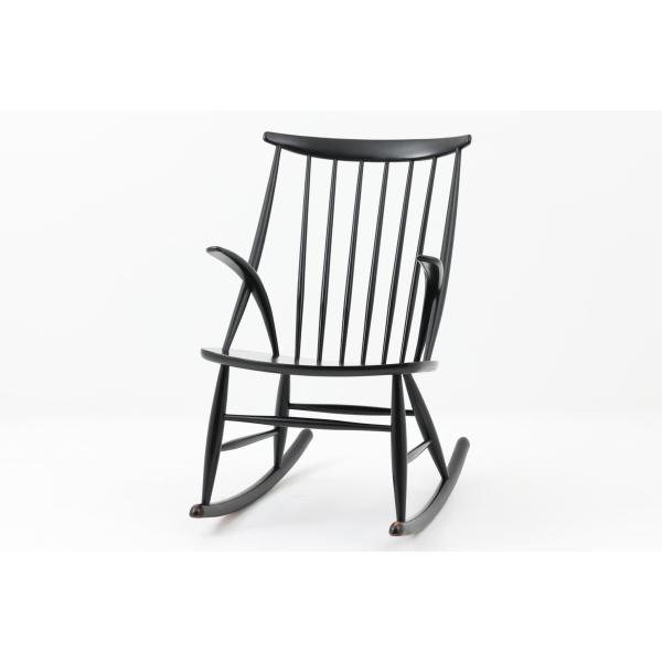 こちらは伝統的なウィンザーチェアーのデザインを踏襲した、Illum Wikkelsoによる作品です。Eilersen社によって製造されており、ブラックペイントが施されています。この椅子は北欧家具の特徴を備え、日本の部屋にも良く馴染みます。関...