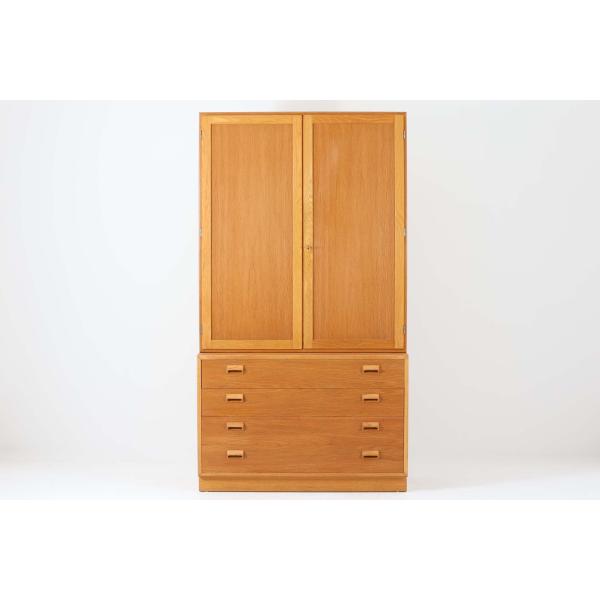 Borge MogensenがSoborg社のためにデザインしたユニットシェルフです。このシェルフは、高品質なオーク材が用いられており、ナチュラルな風合いが特徴的です。下段の引き出し4杯と上段のキャビネットは十分な収納力があり、キャビネット...