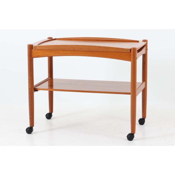 Poul Hundevadデザインのキャスターワゴンです。天板は、ジョイント部分が組み継ぎ加工で丁寧に仕上げられています。取り外してトレイとしても使用できるため、日常生活に取り入れやすいアイテムとなっています。高品質なチーク材が使用されてい...