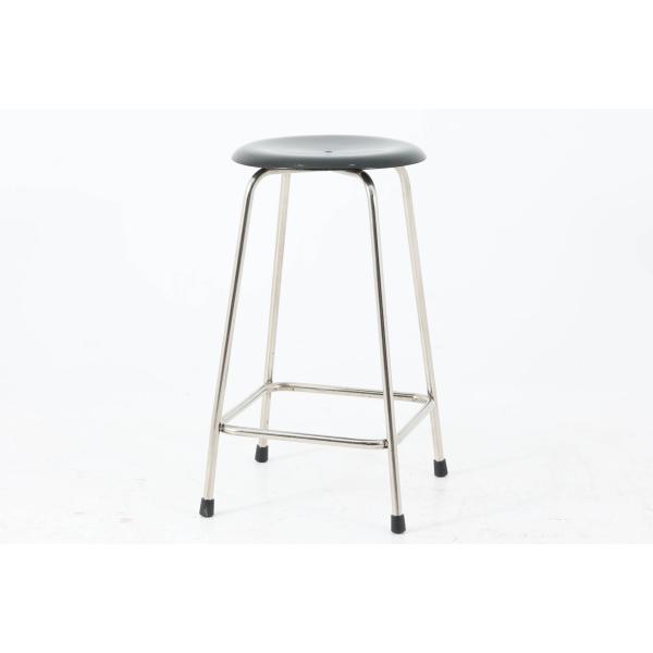 デンマークより買い付けたハイスツールです。黒い座面とスチールフレームの組み合わせにより、しっかりとした強度を持っています。関連キーワード：【アンティーク 北欧インテリア インダストリアル チェア スタッキング おしゃれ リビング】