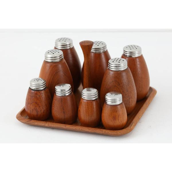 北欧スウェーデン製Karl Holmberg社の大きなスパイスボトルのセットです。大きな正方形トレイに大きなボトル5点、小さなボトル4点とたくさんのボトルがセットになった珍しいお品物です。関連キーワード：【北欧雑貨 ビンテージ雑貨 アンティ...