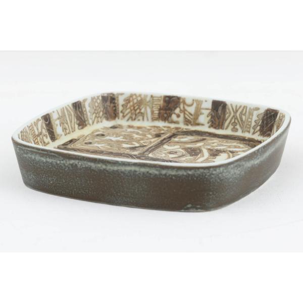 ロイヤルコペンハーゲン社製、Nils Thorssonに絵付けされたBACAのトレイです。関連キーワード：【北欧雑貨 ビンテージ雑貨 アンティーク デンマーク製 トレイ 小物入れ】