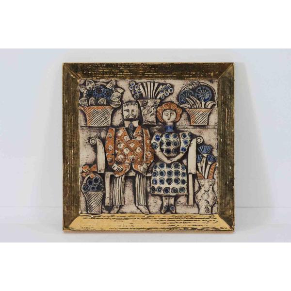 Lisa LarsonのVAGGPLATTORシリーズの陶板です。7種類の形状大きさ様々なデザインからなる陶板シリーズでどれもすべて非常にレアな作品です。こちらは非常に大きく豪華な陶板、シリーズの中でもおそらく最もレアな作品です。陶板淵のゴ...