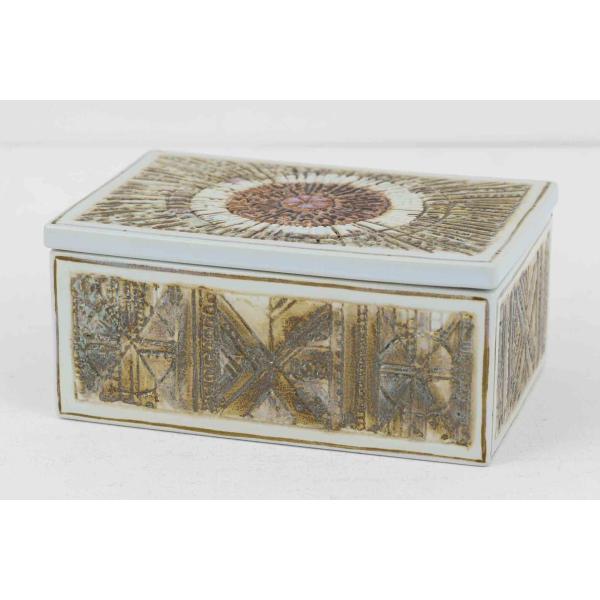 ロイヤルコペンハーゲン社製、Kari Christensenデザイン、Teneraシリーズの蓋つき収納ケースです。こちらは希少なアルミニア窯産のものになり1969年頃より前に作られたお品となります。関連キーワード：【北欧雑貨 ビンテージ雑貨...