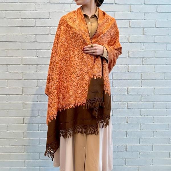 インドの伝統技法「カシミール刺繍」を、熟練の職人が一点一点手作業で施した大判ショールです。上質なメリノウールを贅沢に使用し、軽やかでありながら、身体を包み込むような深い暖かさを実現しています。緻密な刺繍模様は、長い年月をかけて受け継がれてき...