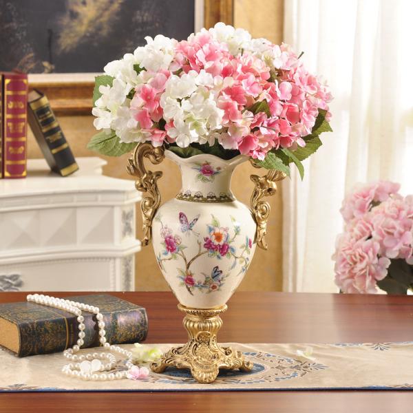 手彫りの取っ手と台座がエレガントな装飾花瓶です。底部には滑り止めが付いています。職人技によって仕上げられており、耐摩耗性・耐久性に優れています。高品質のアイスクラックセラミックを使用していて、釉薬による滑らかな手触りが特徴です。お部屋のイン...